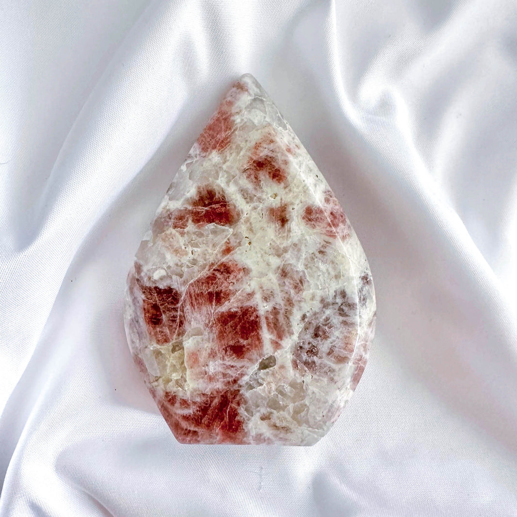 Moonstone - Meaning, Healing Properties & Benefits – Crystal Qi